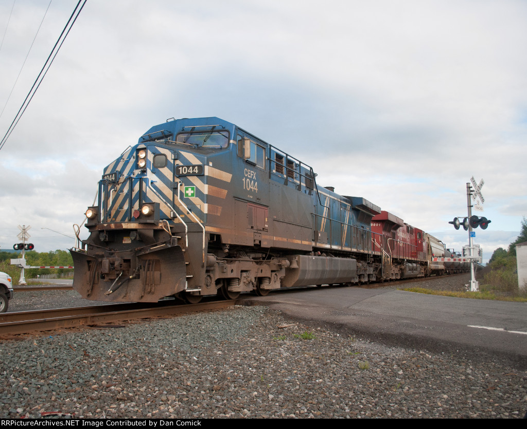 CEFX 1044 Leads K636 at Guilderland